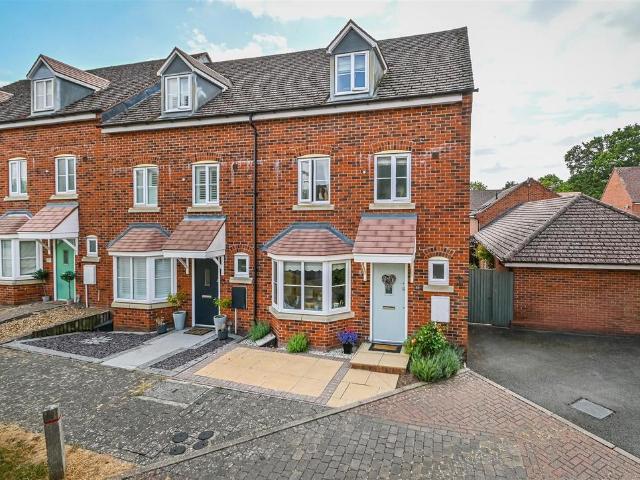 4 bedroom end of terrace house for sale