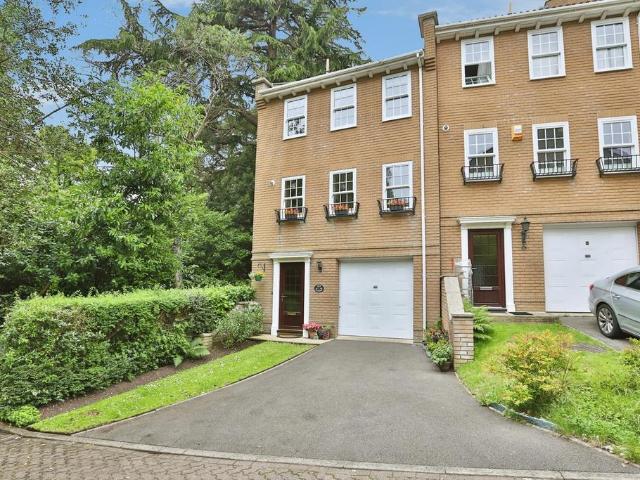4 bedroom end of terrace house for sale