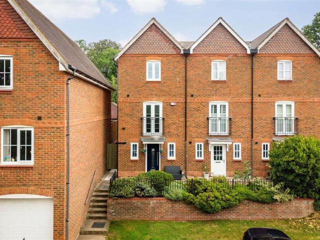 4 bedroom end of terrace house for sale