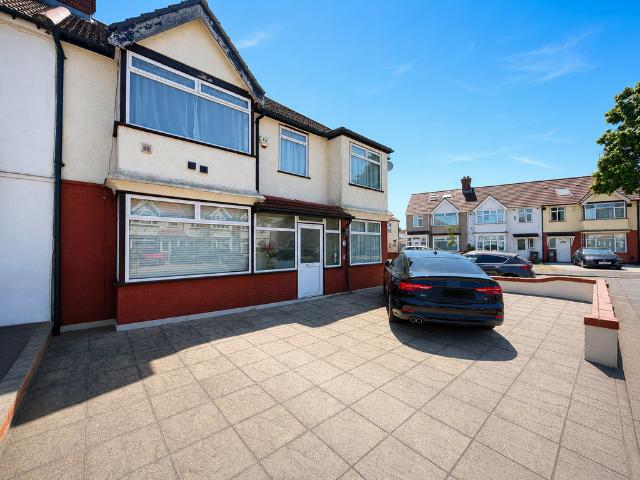4 bedroom end of terrace house for sale