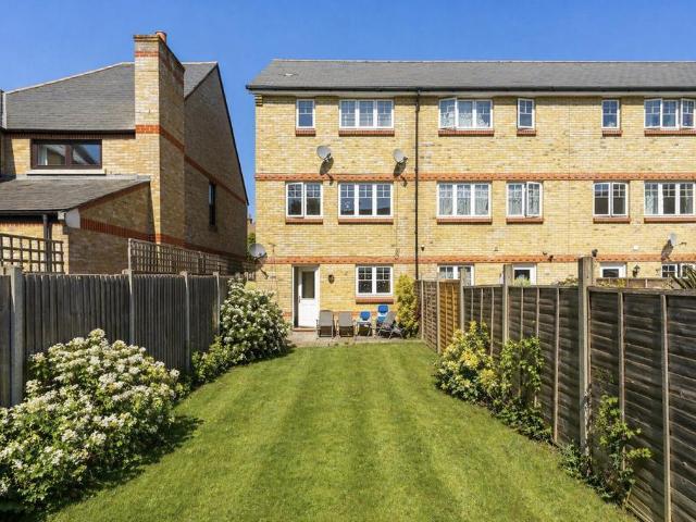 4 bedroom end of terrace house for sale
