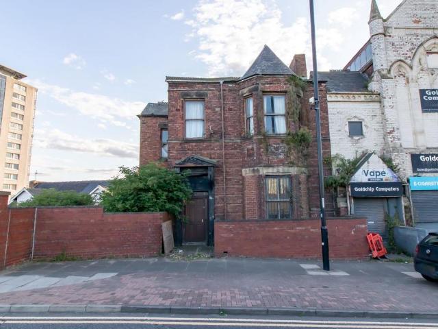 4 bedroom end of terrace house for sale