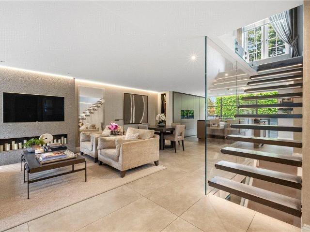 4 bedroom end of terrace house for sale