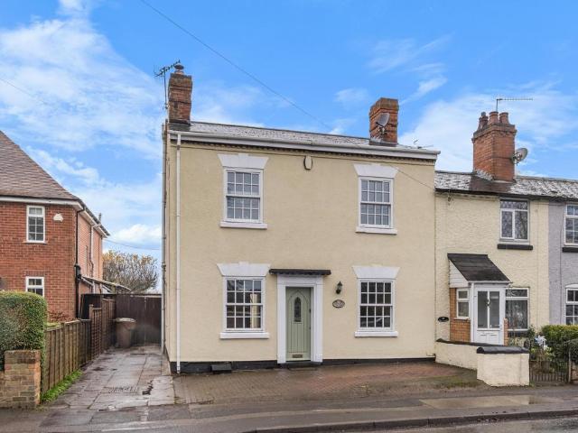 4 bedroom end of terrace house for sale