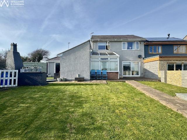 4 bedroom end of terrace house for sale