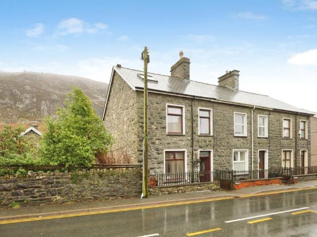 4 bedroom end of terrace house for sale
