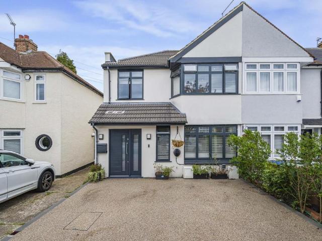 4 bedroom end of terrace house for sale