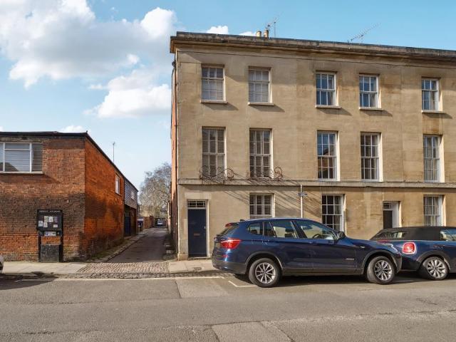 4 bedroom end of terrace house for sale