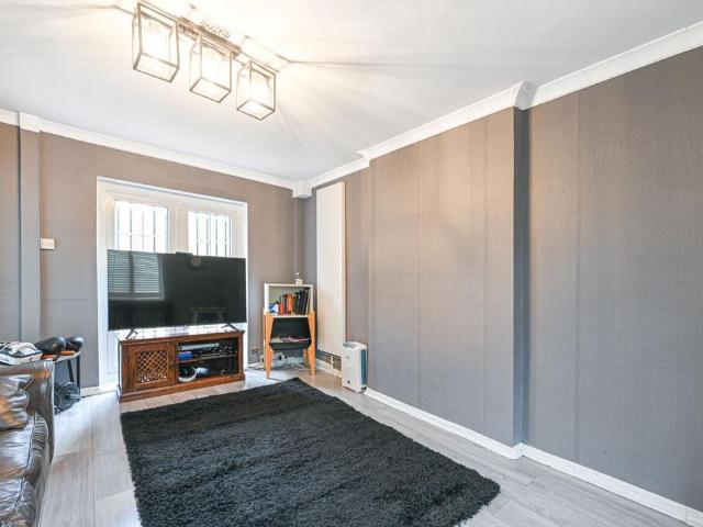 4 bedroom end of terrace house for sale