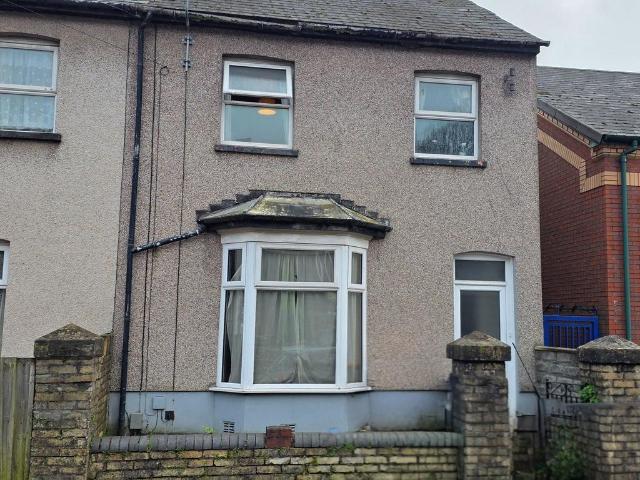 4 bedroom end of terrace house for sale