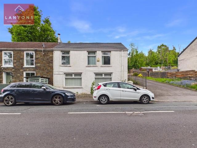 4 bedroom end of terrace house for sale