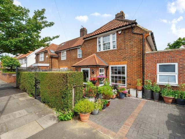 4 bedroom end of terrace house for sale
