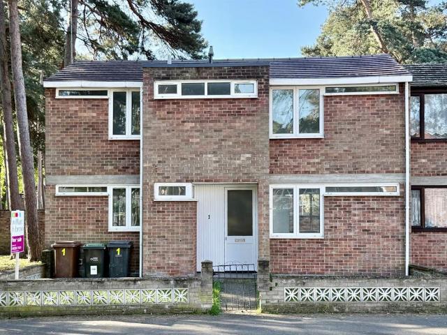 4 bedroom end of terrace house for sale
