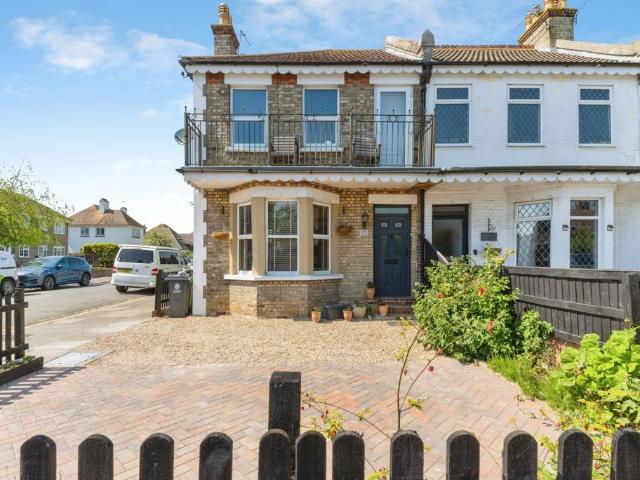 4 bedroom end of terrace house for sale