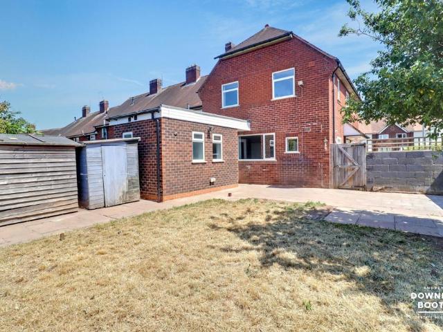 4 bedroom end of terrace house for sale