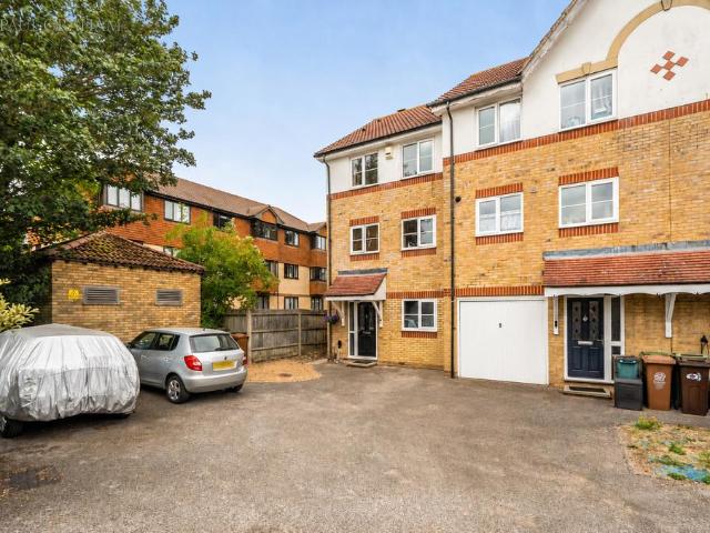 4 bedroom end of terrace house for sale