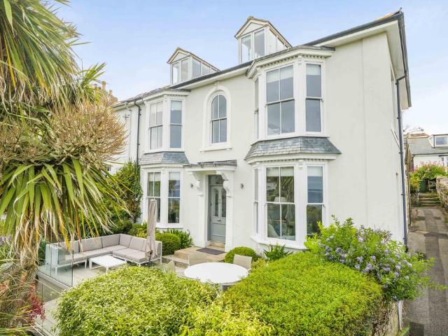4 bedroom end of terrace house for sale