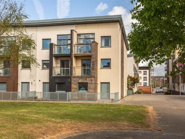 4 bedroom end of terrace house for sale