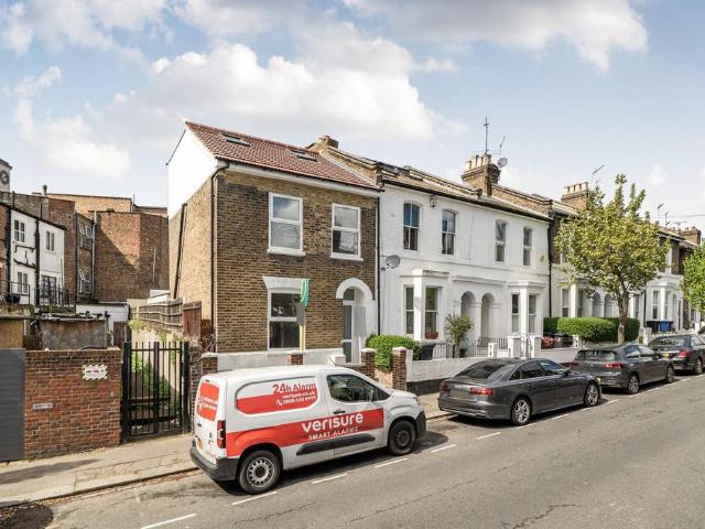 4 bedroom end of terrace house for sale