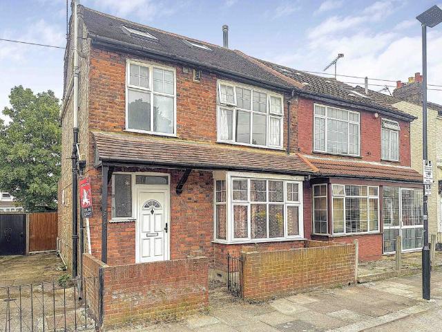 4 bedroom end of terrace house for sale