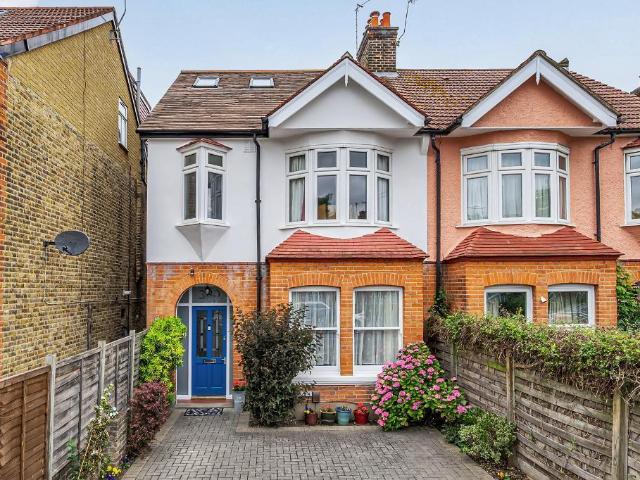 4 bedroom end of terrace house for sale