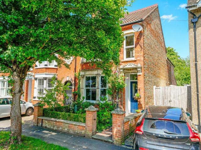 4 bedroom end of terrace house for sale