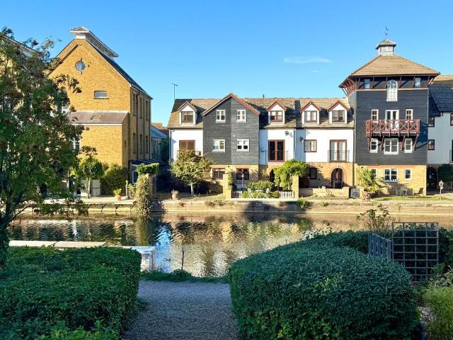 4 bedroom end of terrace house for sale
