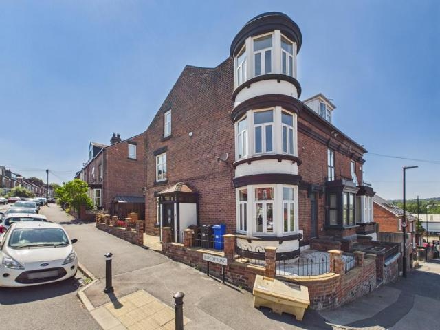 4 bedroom end of terrace house for sale