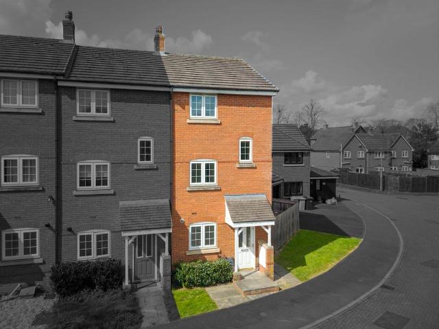 4 bedroom end of terrace house for sale