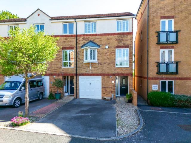 4 bedroom end of terrace house for sale