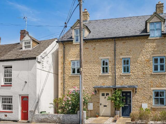 4 bedroom end of terrace house for sale