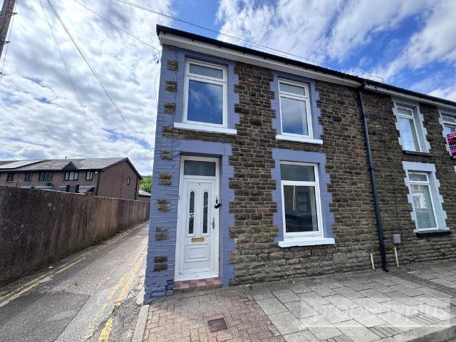 4 bedroom end of terrace house for sale
