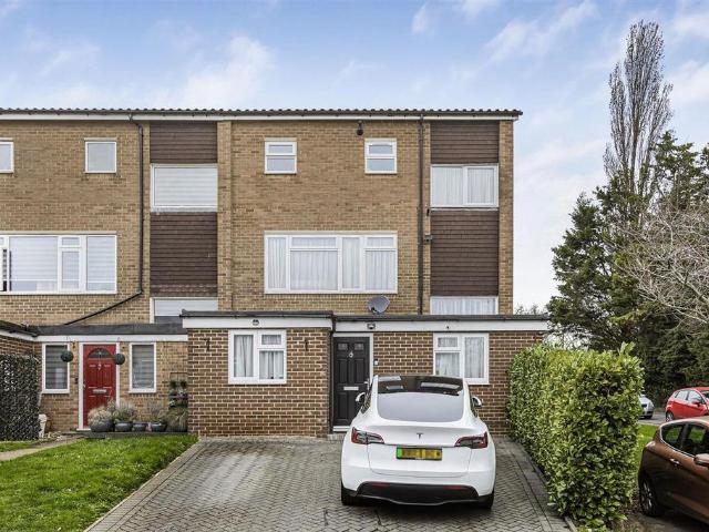 4 bedroom end of terrace house for sale