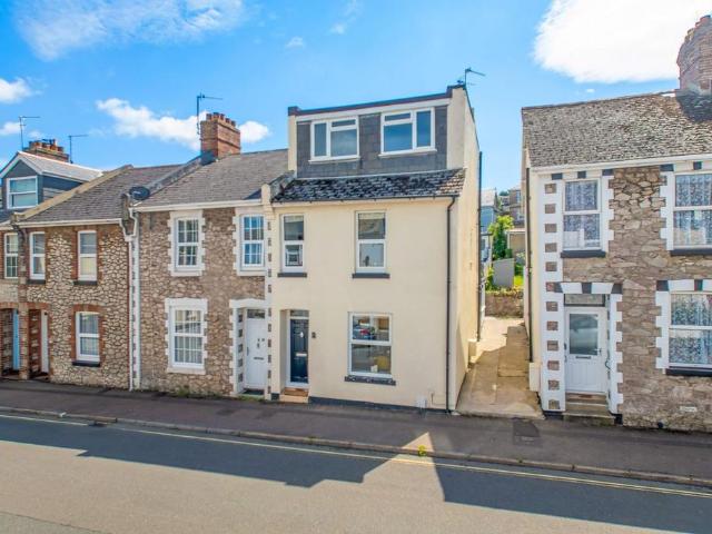 4 bedroom end of terrace house for sale