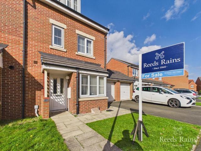 4 bedroom end of terrace house for sale