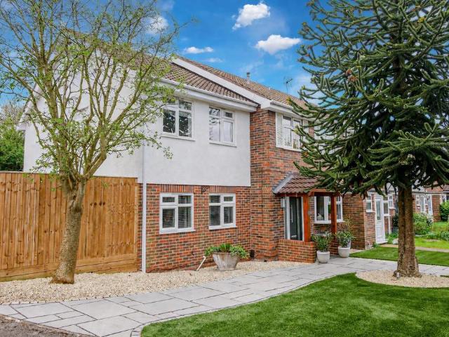 4 bedroom end of terrace house for sale