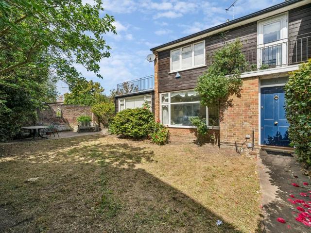 4 bedroom end of terrace house for sale