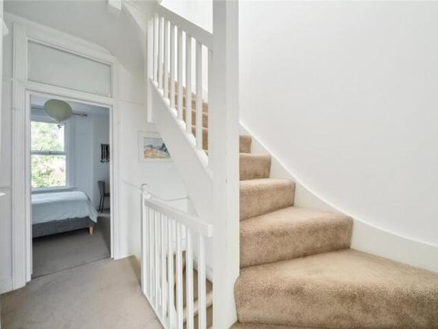 4 bedroom end of terrace house for sale in Coldfall Avenue, London, N10
