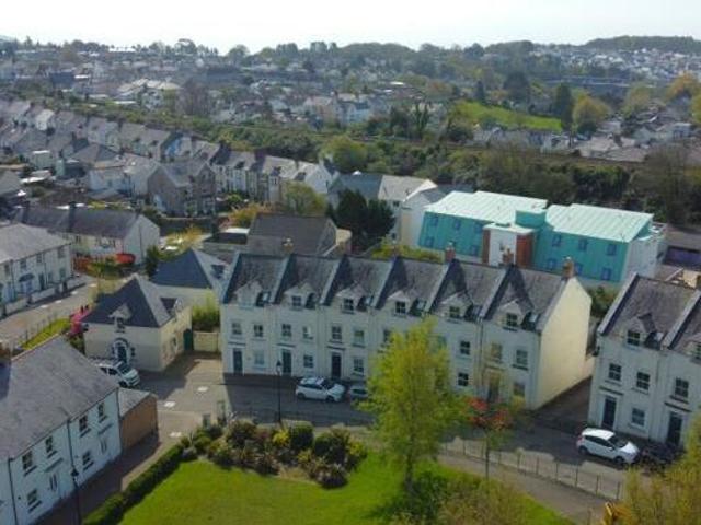 4 Bedroom End Of Terrace House For Sale In Cornwall, Pl25 4ta
