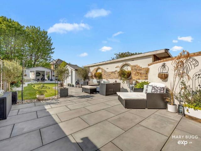 4 bedroom end of terrace house for sale in Campbell Close, Chelmsford, CM2 9BE, CM2