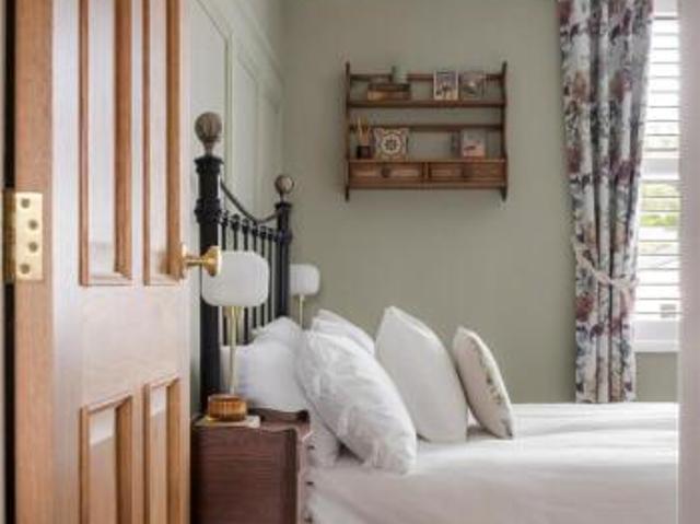 4 bedroom end of terrace house for sale in Carrington Road, Sheffield, S11