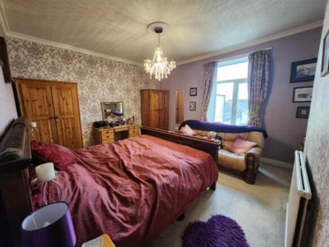 4 bedroom end of terrace house for sale in Cutler Heights Lane, Bradford, BD4
