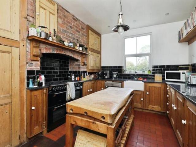 4 bedroom end of terrace house for sale in Ashfield Road, Balby, Doncaster, DN4