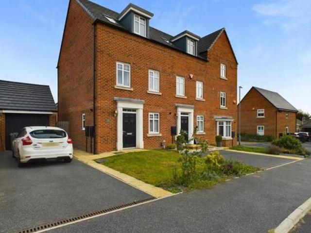4 Bedroom End Of Terrace House For Sale In Birkenshaw