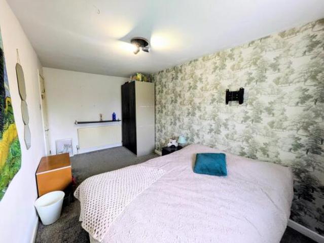 4 bedroom end of terrace house for sale in Blackmires, Bradford, BD13