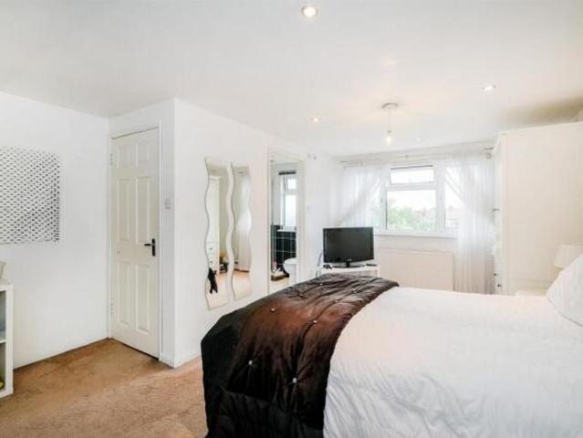 4 bedroom end of terrace house for sale in Burnham Road, Chingford, E4