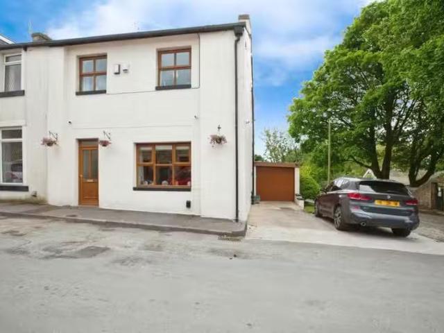 4 bedroom end of terrace house for sale in Gorple Road, Worsth.