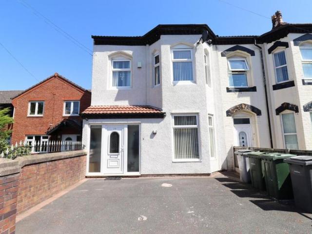 4 bedroom end of terrace house for sale in Grove Road, Rock Fe.