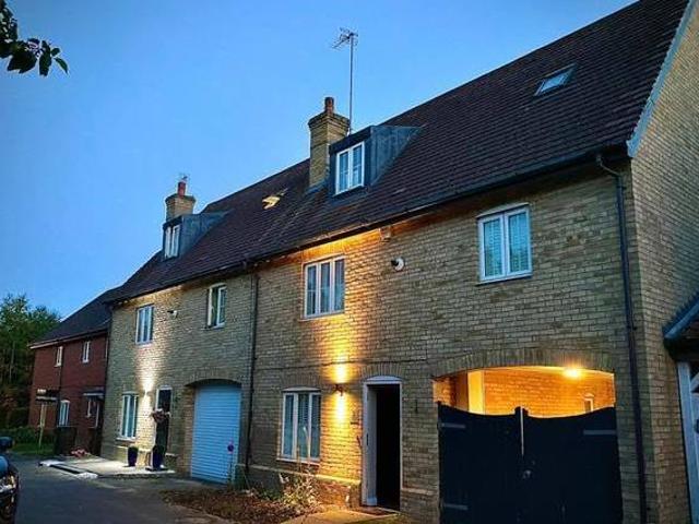 4 bedroom end of terrace house for sale in Fillingham Way Hatfield AL10 AL10