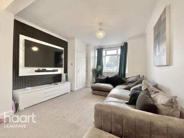 4 bedroom end of terrace house for sale in Filmer Road, Luton, LU4